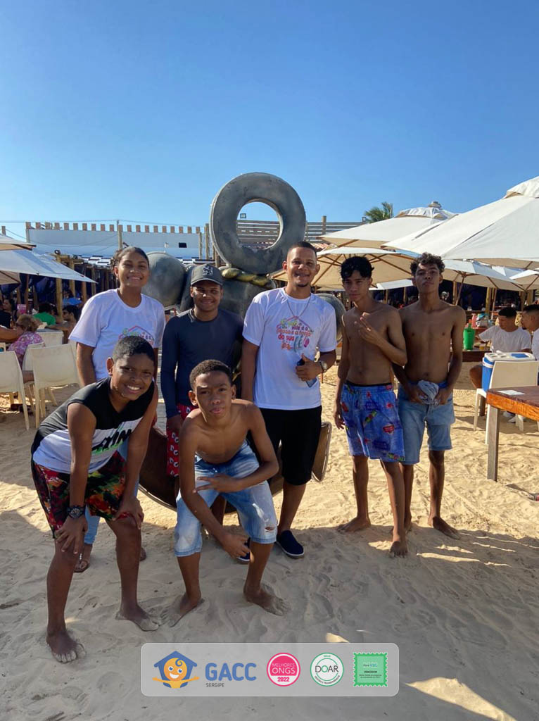 Projeto Adoleteca: acolhidos do GACC/SE têm dia de lazer na praia -GACC ...